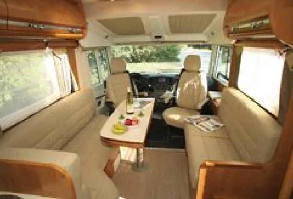 Rapido 9002dfh (2011) | Review | Out & About Live
